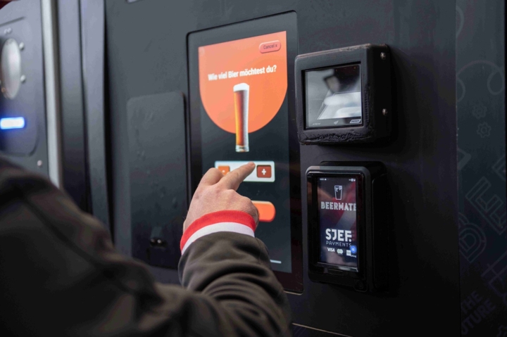 Bierzapf-Automat BeerMate startet in deutschen Fußballstadien | DNHK